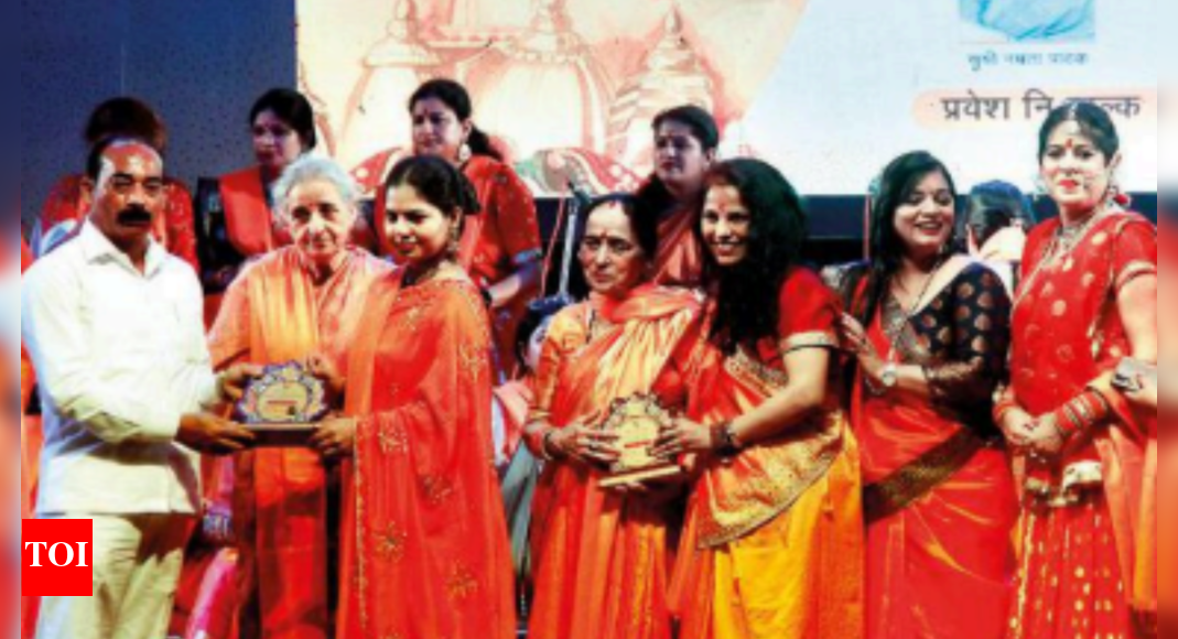 Uttar Pradesh: Women folk singers celebrate Navaratra in a unique way ...