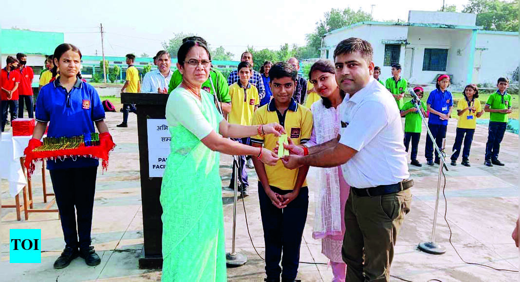 Kv Manauri Honours Children | Allahabad News - Times of India