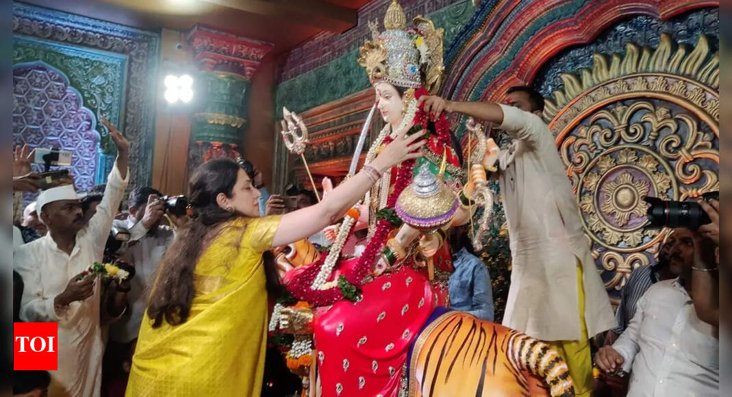 Thane: Rashmi Thackeray visits Tembhi naka navratri mandal in CM Eknath ...