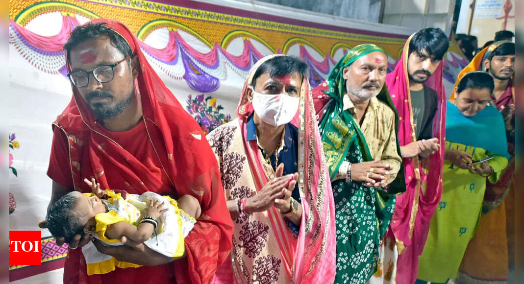 These Gujarati men doing Garba in saree need a standing ovation for ...