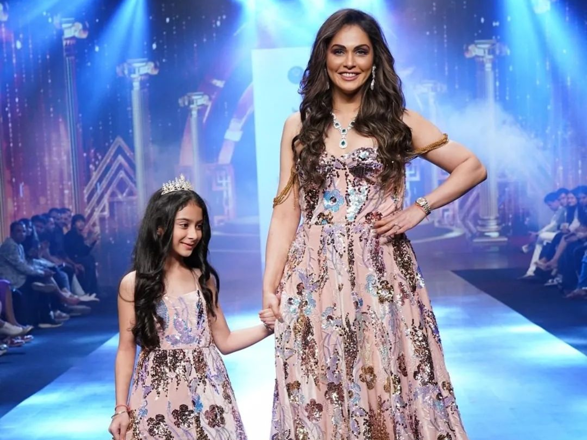 Isha Koppikar and daughter Rianna Narang walk the ramp at Bombay ...