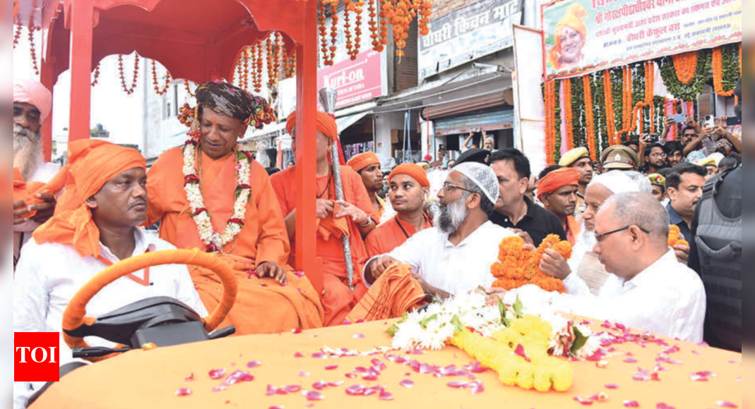 Yogi: Muslims welcome UP CM Yogi Adityanath as he leads Vijay Dashmi ...