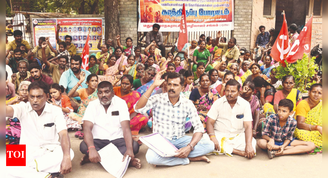 Madurai: Conservancy Workers Hold Sit-in | Madurai News - Times of India