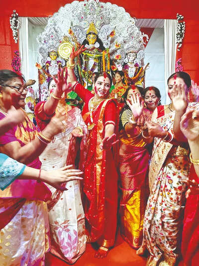 Adda, pandal-hopping & family time: Durga Puja 2022 is a hit with ...