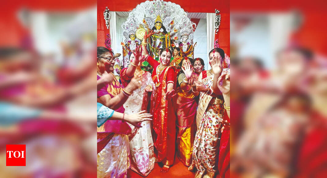 Adda, pandal-hopping & family time: Durga Puja 2022 is a hit with ...
