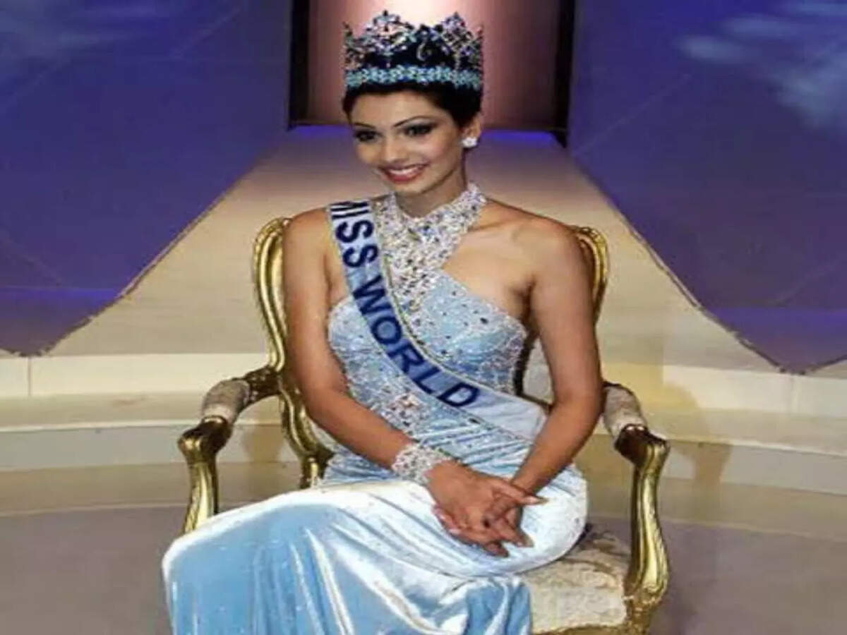 A sneak peek into the iconic moment when Yukta Mookhey was crowned Miss ...