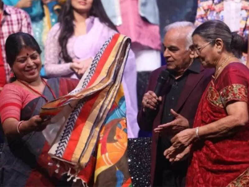 'Indian Idol 13' contestant gifts sari to Pyarelal's wife - Times of India
