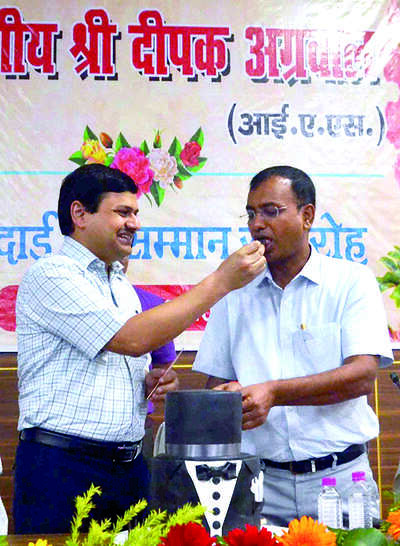Varanasi Dm Takes Over As Div Comm; Deepak Agrawal Given Rousing ...