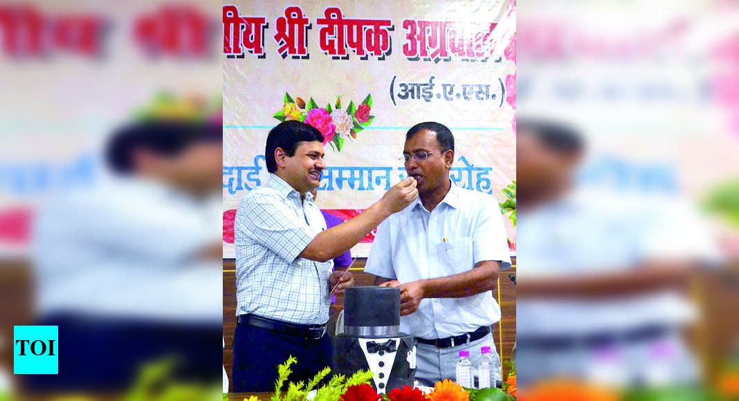 Varanasi Dm Takes Over As Div Comm; Deepak Agrawal Given Rousing Farewell | Varanasi News ...