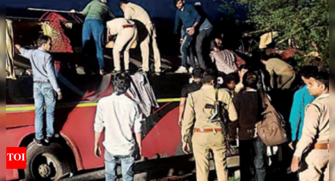 Armyman dies as bus with 70 rams truck on Yamuna Expressway | Noida ...