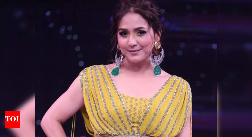 Neeti Mohan credits father for her successful career - Times of India