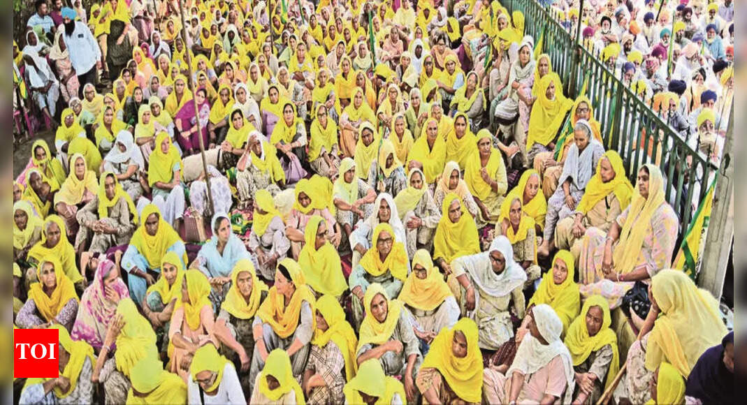 Lalkar: Lalkar Rally On Oct 15: Women Hold Stage On Farmers’ Stir Day 4 ...