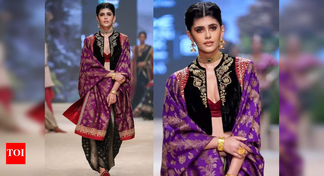 Sanjana Sanghi walks the ramp for Anju Modi - Times of India