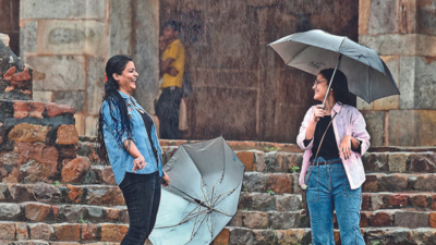 Delhi weather: At 18.5 degree Celsius, coldest night of season | Delhi ...