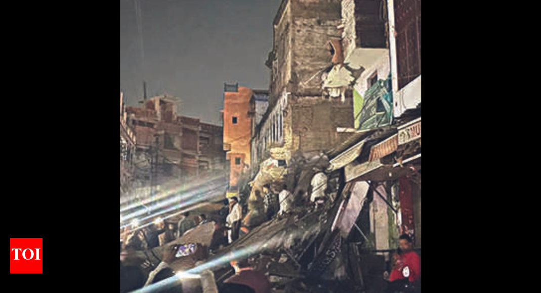 1 dead, 4 injured after four-storey building collapses in Aligarh | Agra News - Times of India