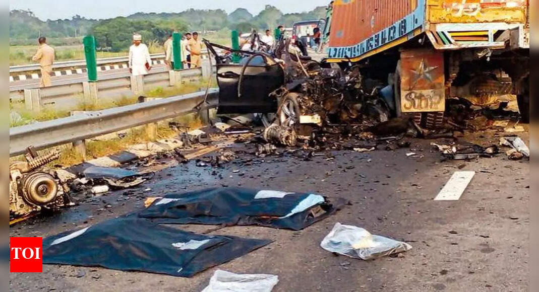 Purvanchal Expressway Accident: Doctor, engineer, 2 others in BMW die chasing 300kmph on ...