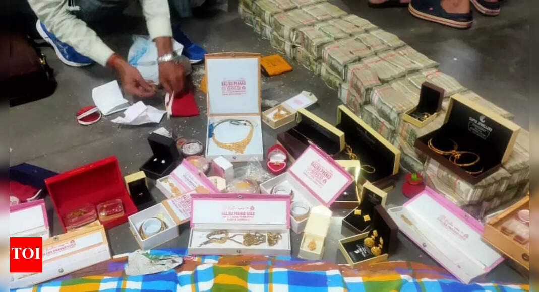 2.2 Crore Cash Haul In Hwh, No Sign Of Suspect | Kolkata News - Times ...