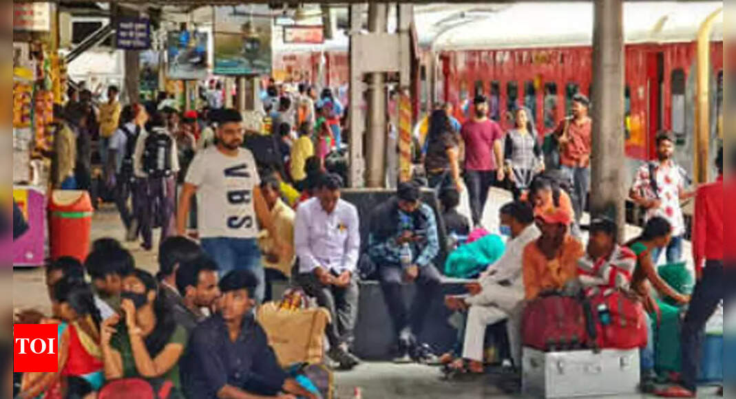 New Delhi-Howrah Duronto Express passengers robbed of valuables | Patna ...