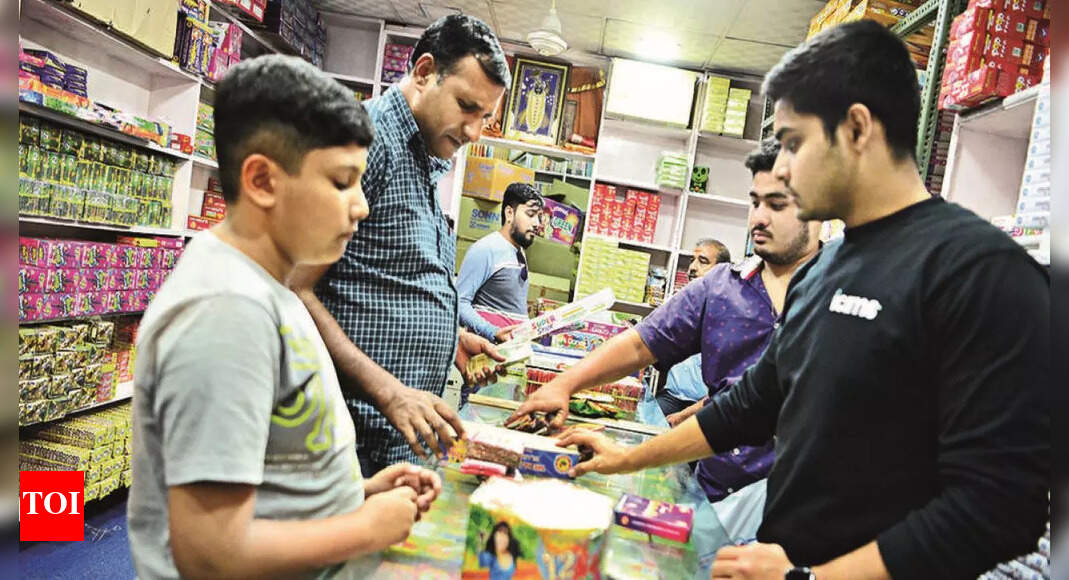 Temporary Licences Issued To 1,600 Traders In City To Sell Firecrackers ...