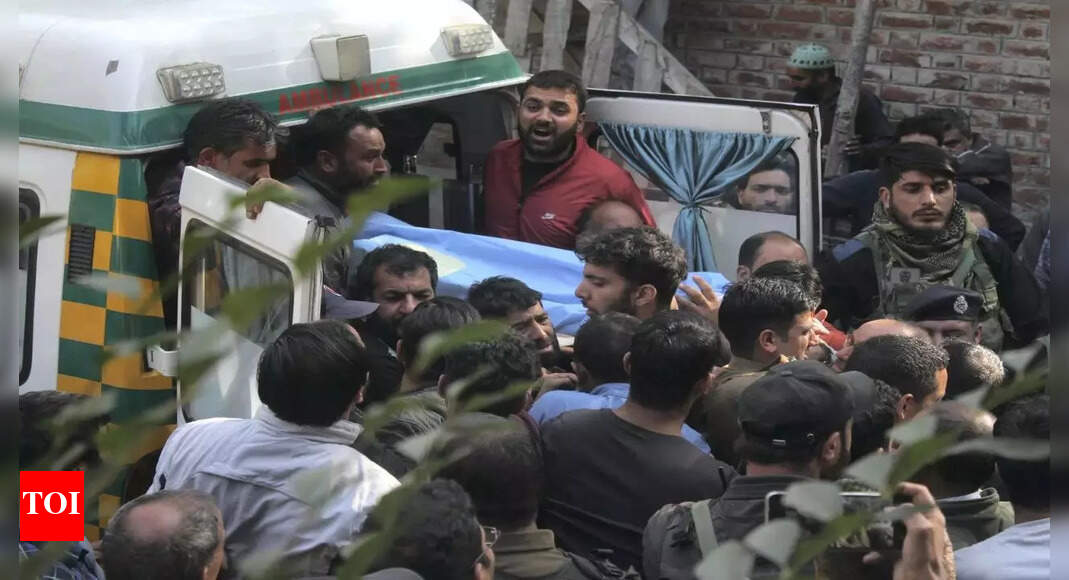 Hurriyat: Mob Vents Pandit Killing Ire At Closed Hurriyat Office ...