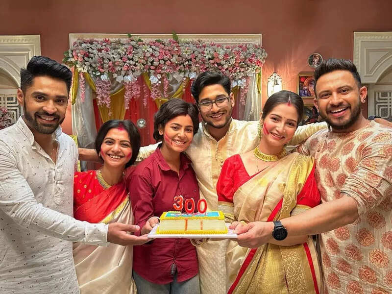 ‘Gaatchora’ completes 300 episodes; Solanki Roy, Gourab Chatterjee and ...