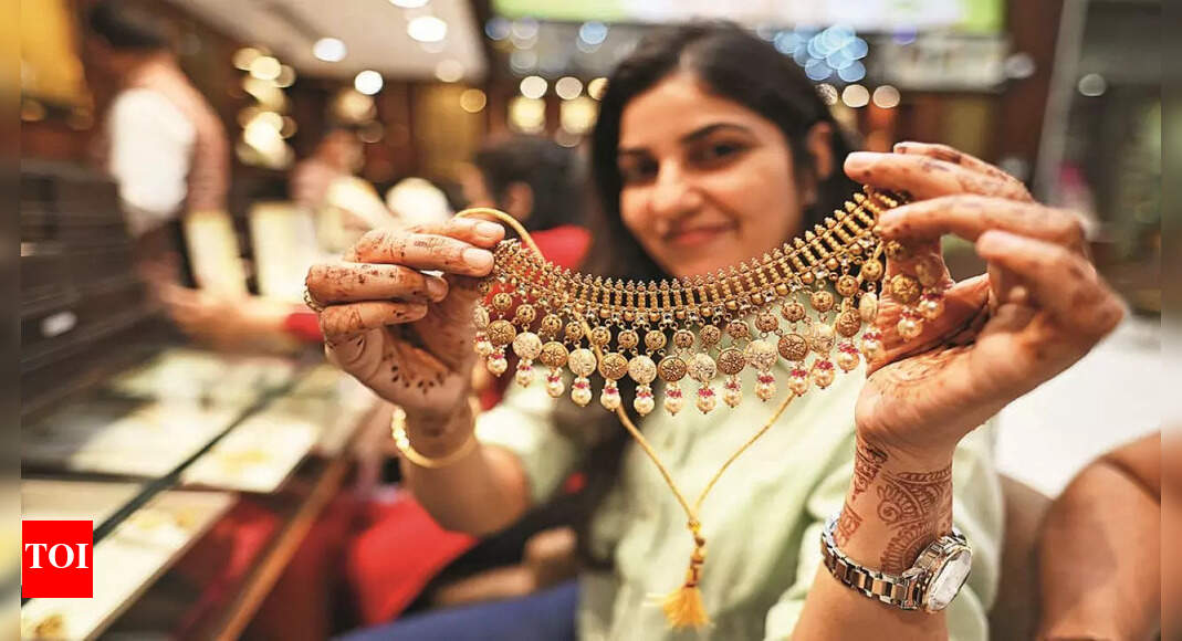 Diwali: Diwali Sale Brings Cheer To Markets, Business Sparkles | Bhopal ...