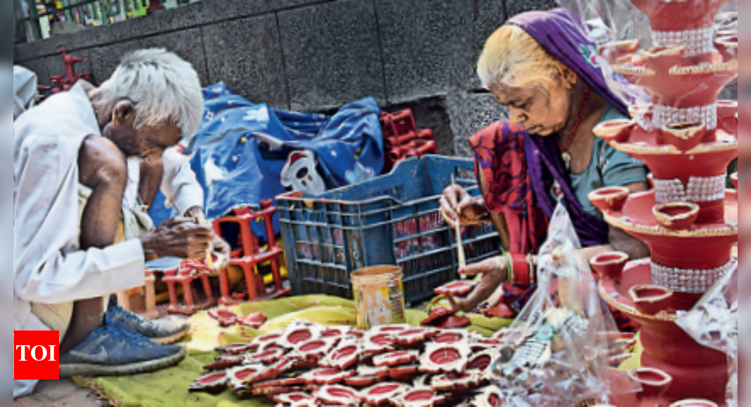 Shape of Diwali in Delhi: Colour & cloud at Matka Market | Delhi News ...