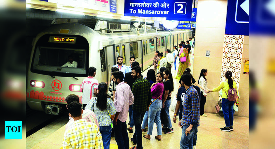 Rush Hour In Metro As Shoppers Head To Walled City Markets | Jaipur ...