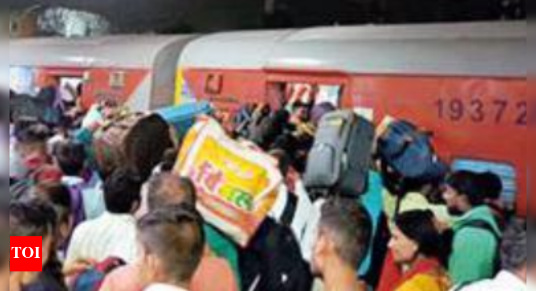 Pune: Man collapses in bid to board train amid rush, dies | Pune News ...