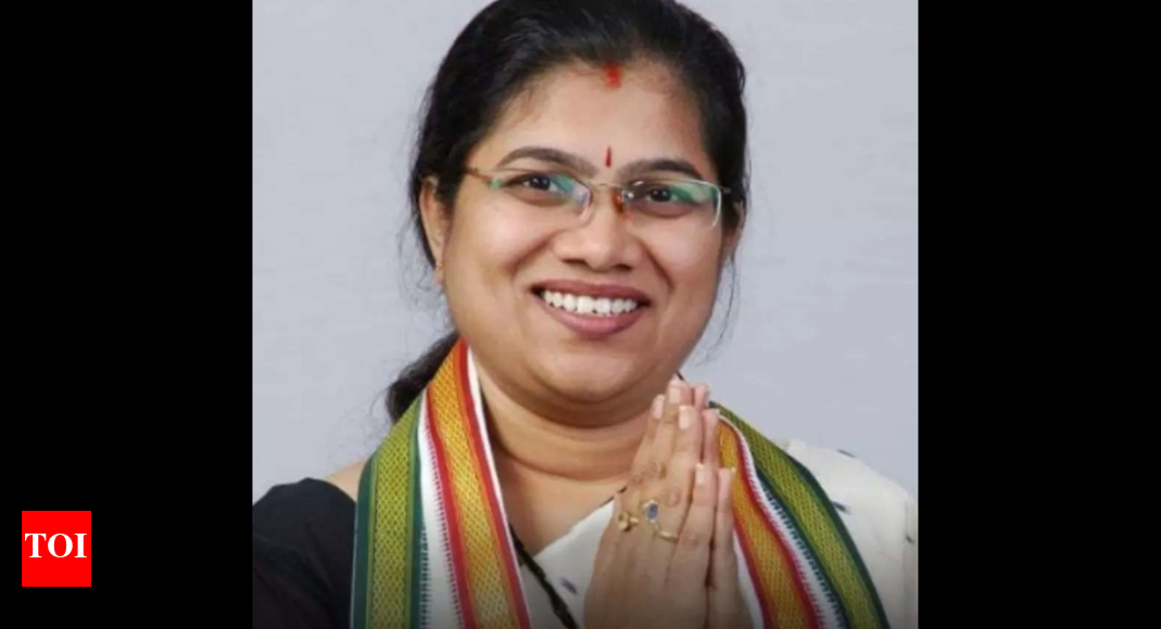 Sravanthi: Sravanthi Convoy Attacked During Poll Canvassing | Hyderabad ...