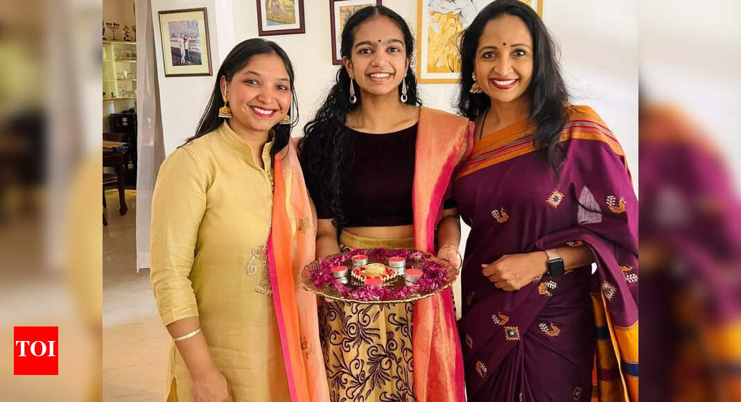 Here's how actress Yamuna Srinidhi celebrated Deepavali with families ...