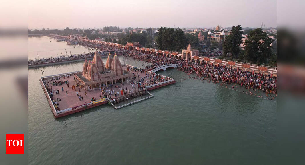 Solar eclipse: Thousands of pilgrims take holy dip at sarovars in ...