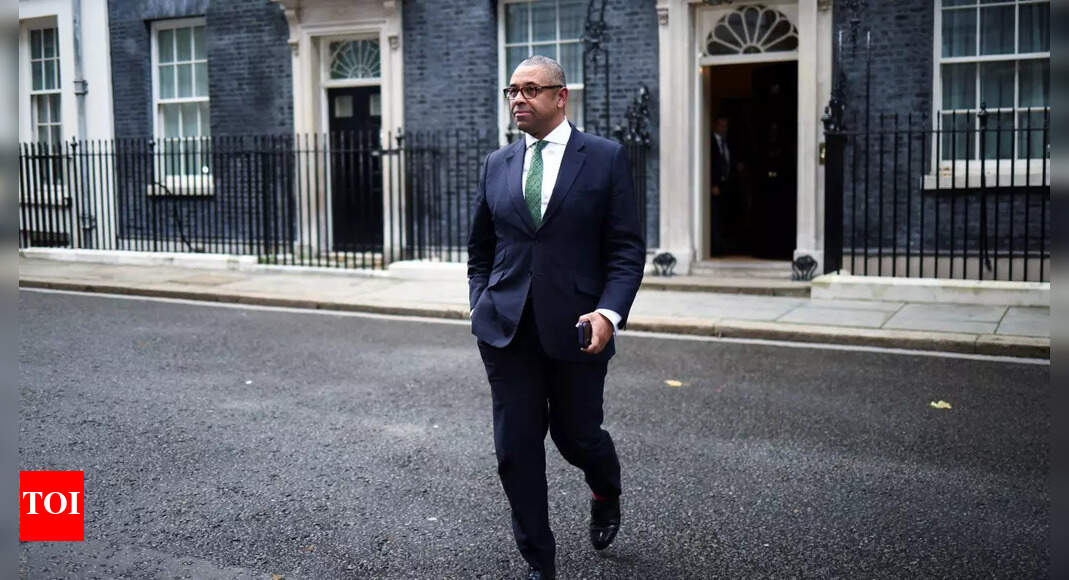 Hunt: Rishi Sunak keeps Jeremy Hunt as UK finance minister - Times of India