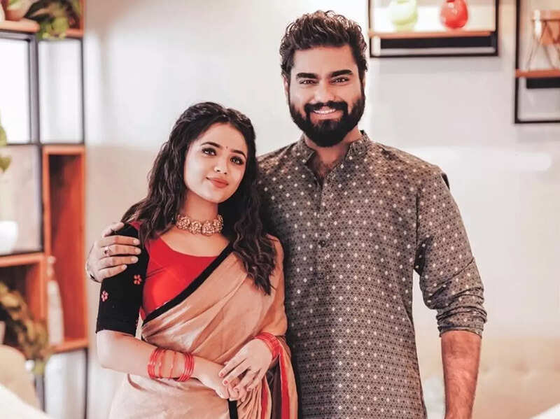 Fiancee Arati Podi shares a love-filled birthday wish for Robin ...