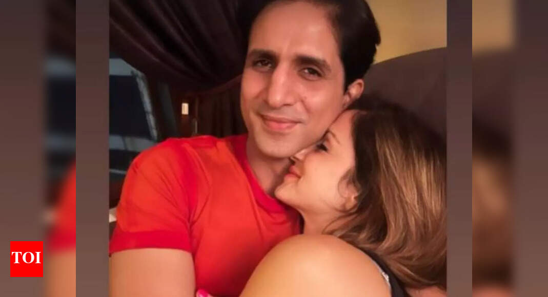 Arslan Goni sends a love-filled birthday wish for Sussanne Khan | Hindi ...