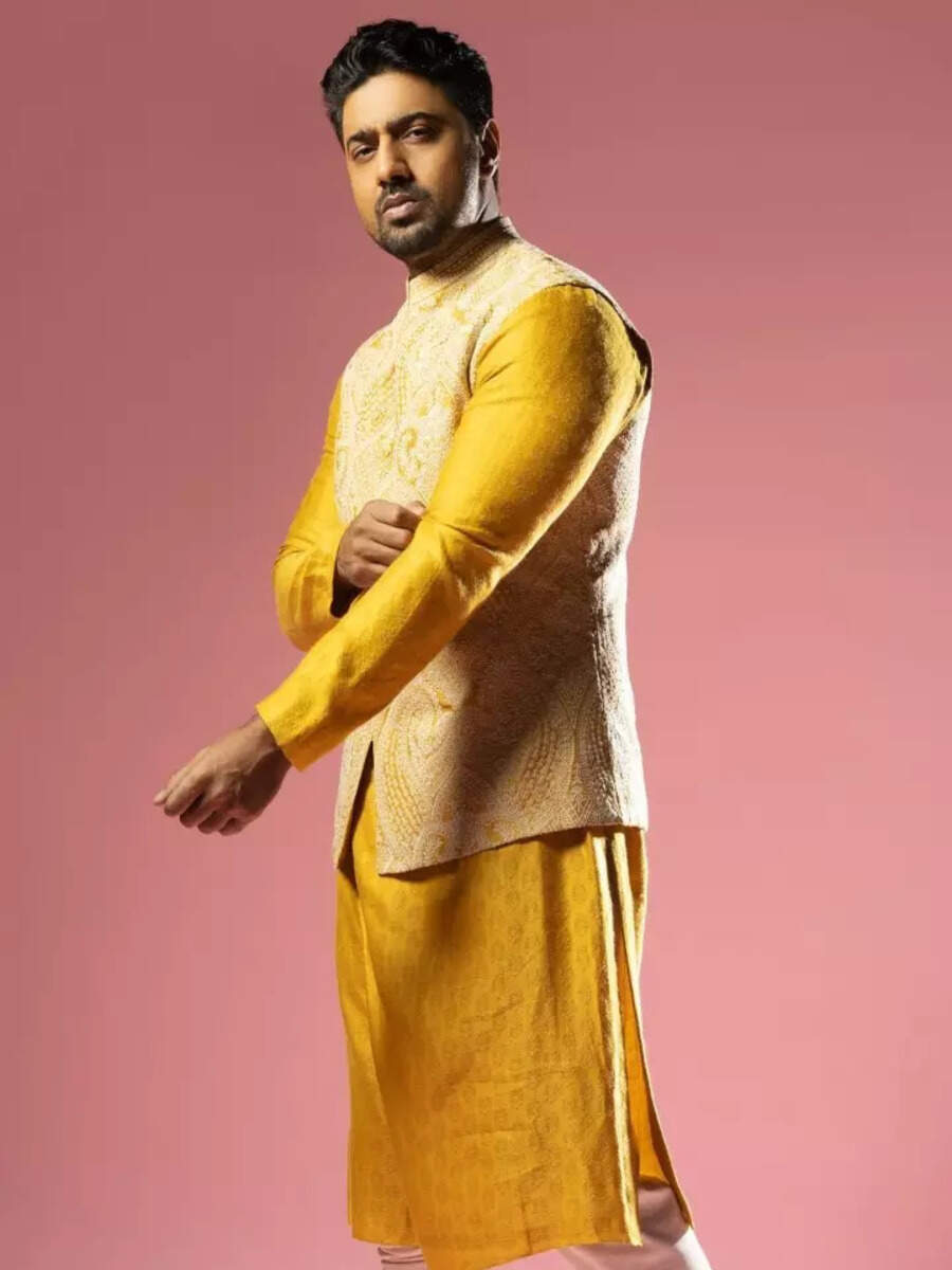 Dev looks dapper in ethnic outfits | Times of India