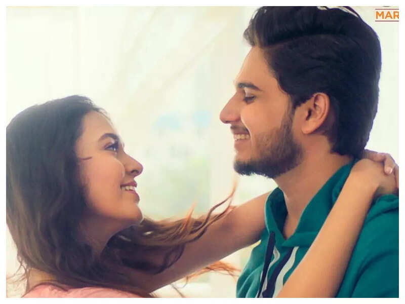 'Mann Kasturi Re': Abhinay Berde and Tejasswi Prakash's love song 'Rang Lagla' is out! | Marathi ...