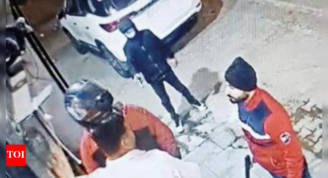 SUV snatched at gunpoint from Delhi's Cantonment area, crime captured ...