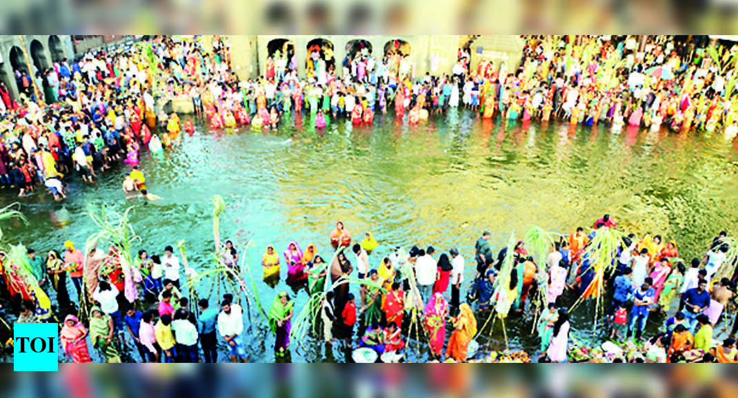 Ramkund: Devotees Gather At Ramkund To Celebrate Chhath Puja | Nashik ...