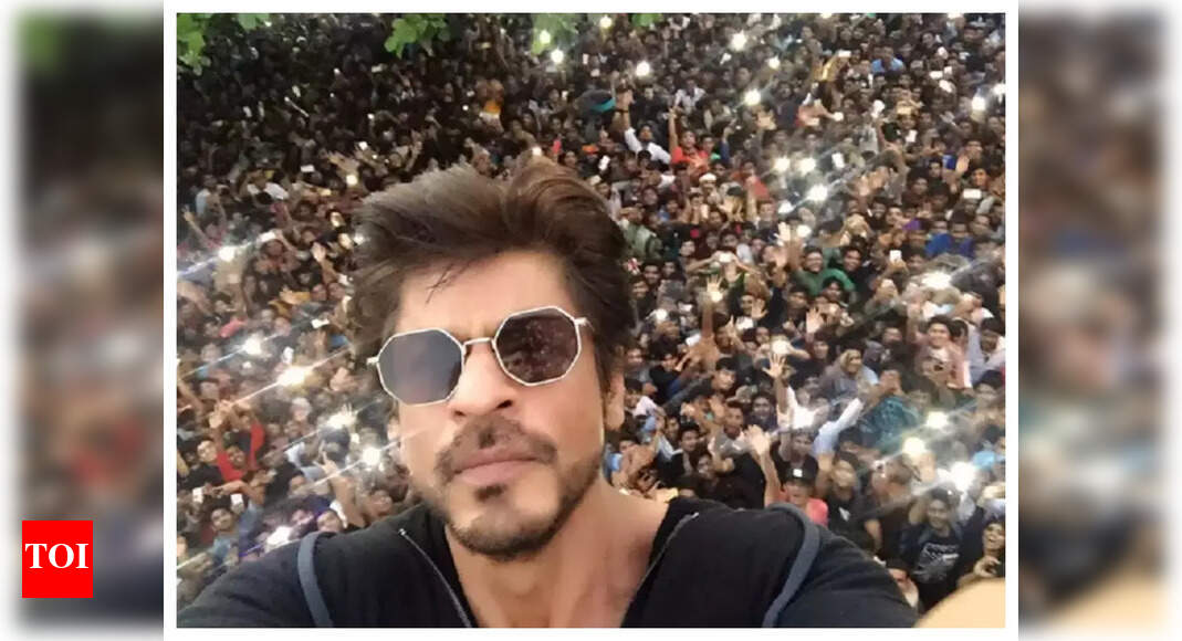 Ahead of Shah Rukh Khan's birthday, fans gather outside Mannat to get a ...