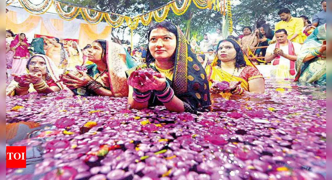 Sun God: Devotees Offer Arghya To Sun God | Indore News - Times of India