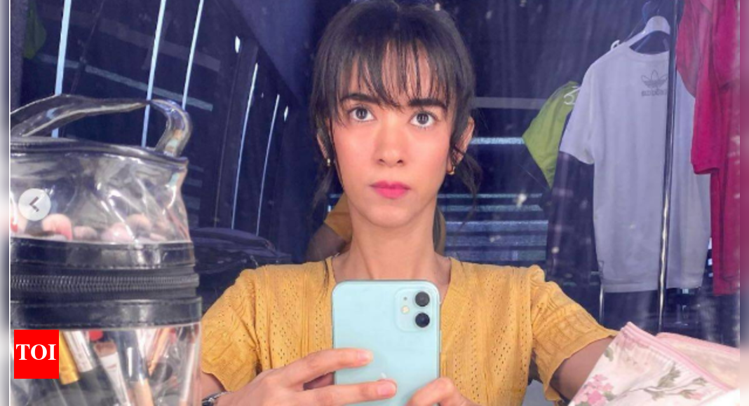 Saba Azad gets questioned on using an old phone, actor replies ‘Will ...