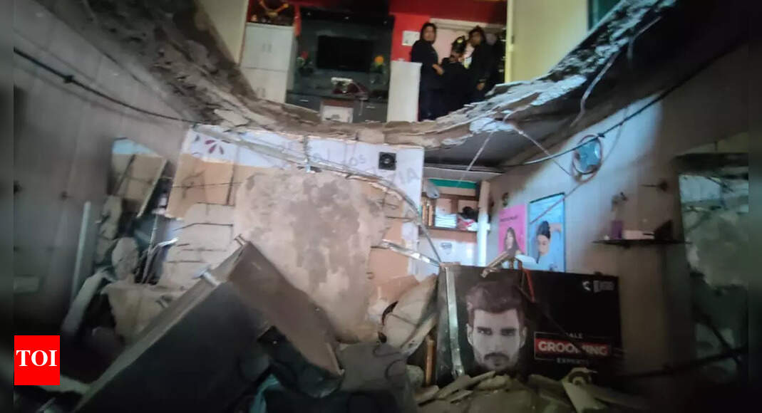 Thane: 3 injured as slab of building collapses in Kalwa | Thane News ...