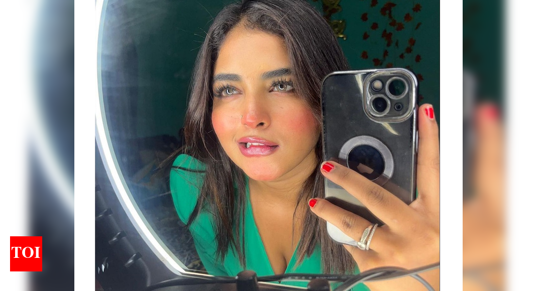 Saba Khan looks drop-dead gorgeous in THIS mirror selfie | Bhojpuri ...