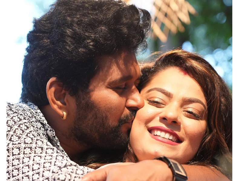 Nidhi Jha shares a lovey-dovey photo with her husband Yash Kumar | Bhojpuri Movie News - Times ...