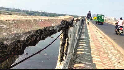 Shastri Bridge In State Of Disrepair, Nhai Alerted | Ahmedabad News ...