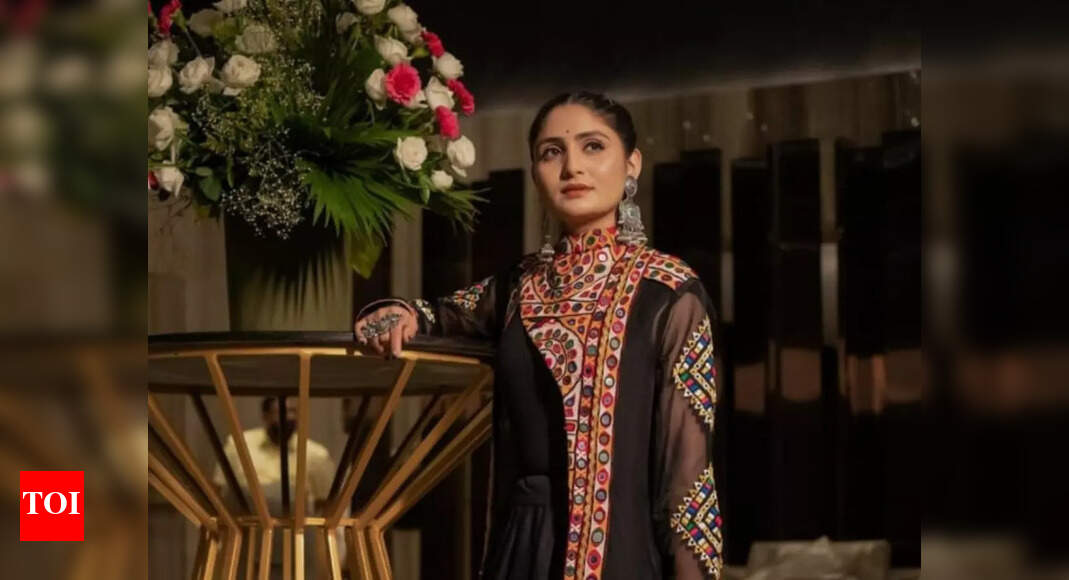 PHOTO! Geeta Rabari looks elegant in THIS black traditional attire ...