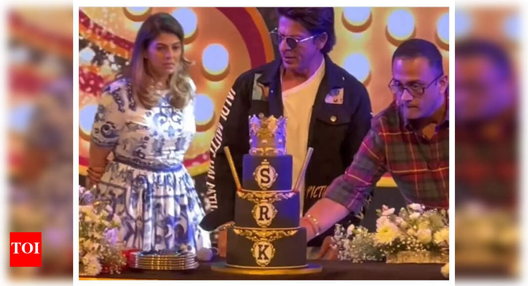 New video of Shah Rukh Khan’s cake-cutting ceremony from the SRK day ...