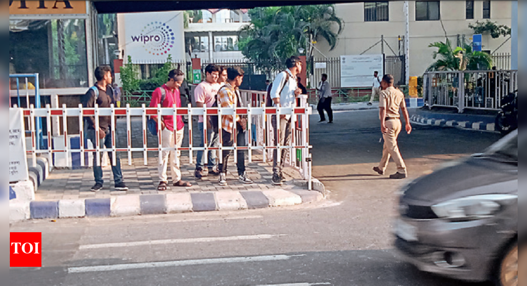Sector V Metro Station: Kolkata: Five drop gates to check jaywalking ...