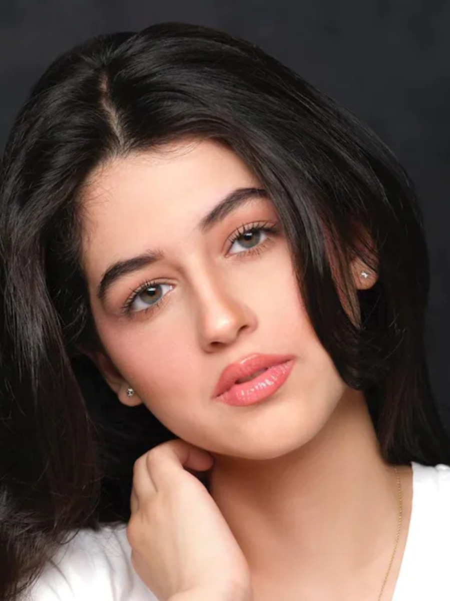 Twinkle Khanna’s niece Naomika has perfect outfits for college girls ...